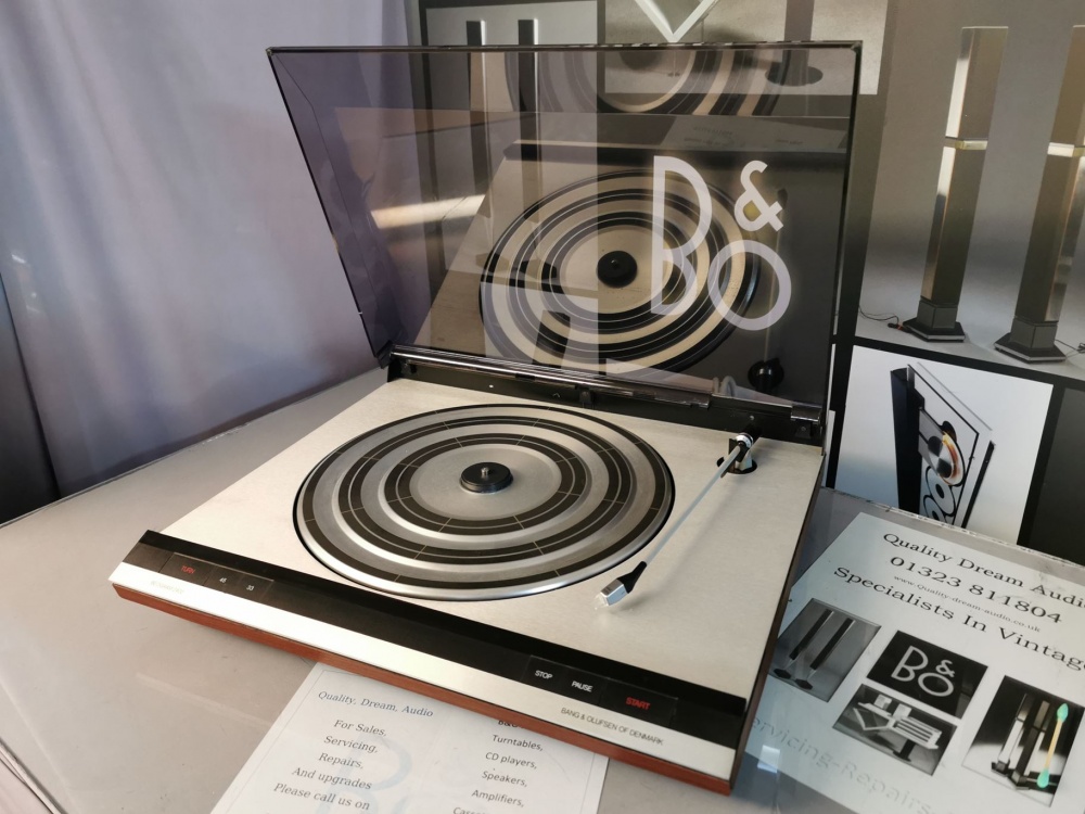 BEOGRAM 2402 TURNTABLE - Quality Dream Audio